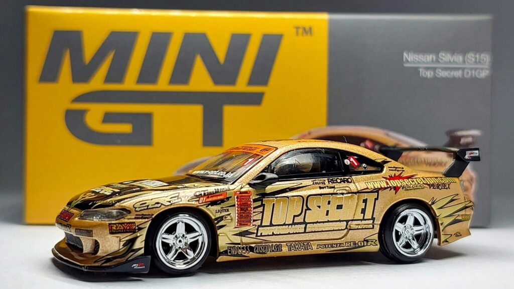 Mini GT 1:64 Nissan Silvia (S15) Top Secret D1GP- Gold | HW Bogotá