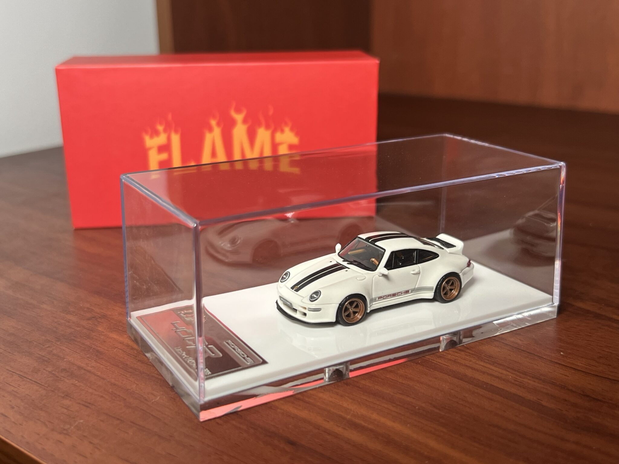 Flame 1:64 Porsche 911 400R Gunther Werks Blanco | HW Bogotá