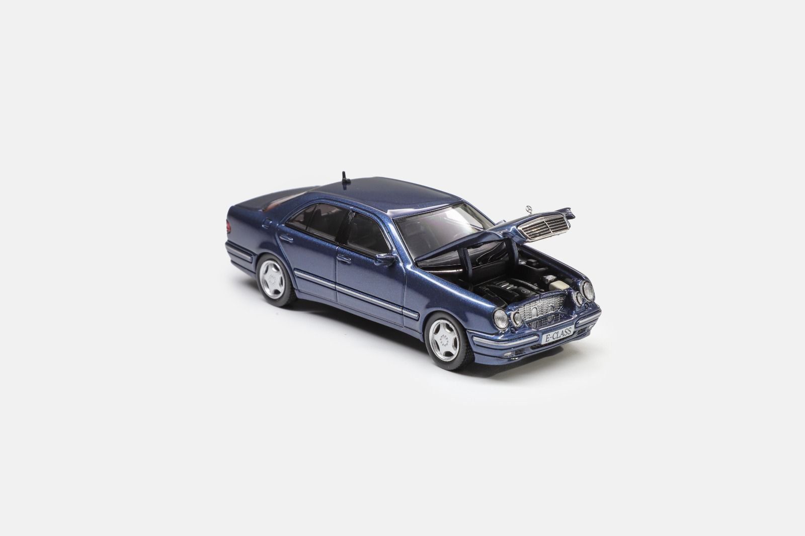 Maxwell 1/64 Mercedes-Benz E320 W210 CON CAJA ACRÍLICA | HW Bogotá