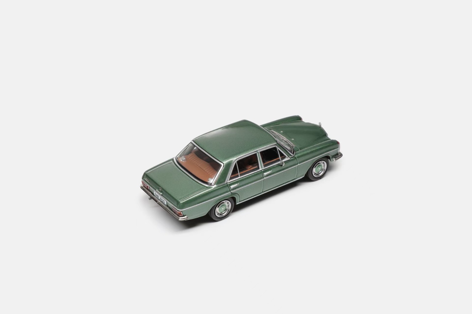 Maxwell 1/64 Mercedes-Benz 200 W114 CON CAJA ACRÍLICA | HW Bogotá