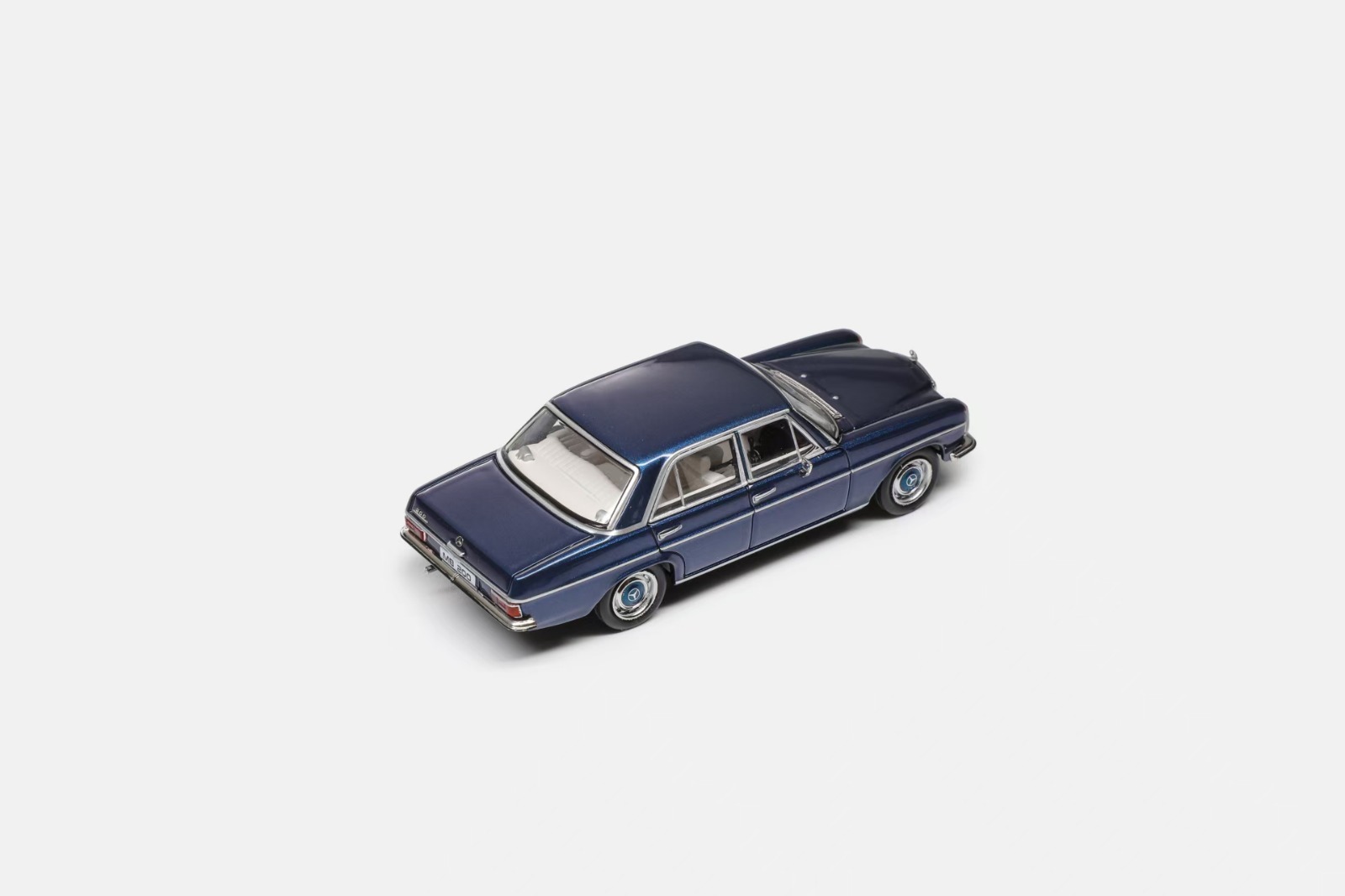 Maxwell 1/64 Mercedes-Benz 200 W114 CON CAJA ACRÍLICA | HW Bogotá
