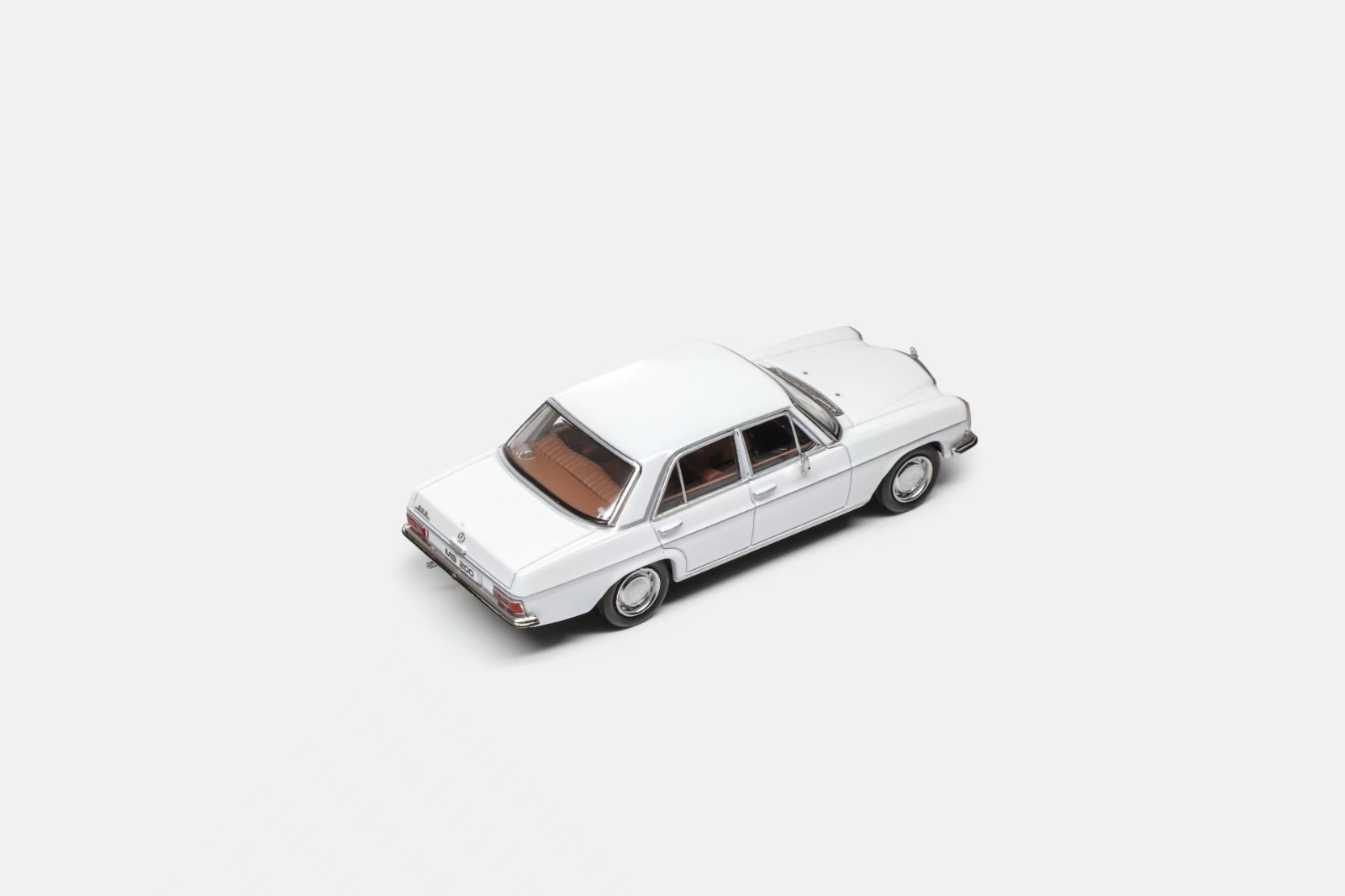 Maxwell 1/64 Mercedes-Benz 200 W114 CON CAJA ACRÍLICA | HW Bogotá