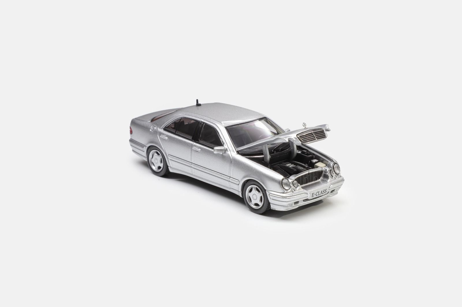 Maxwell 1/64 Mercedes-Benz E320 W210 CON CAJA ACRÍLICA | HW Bogotá