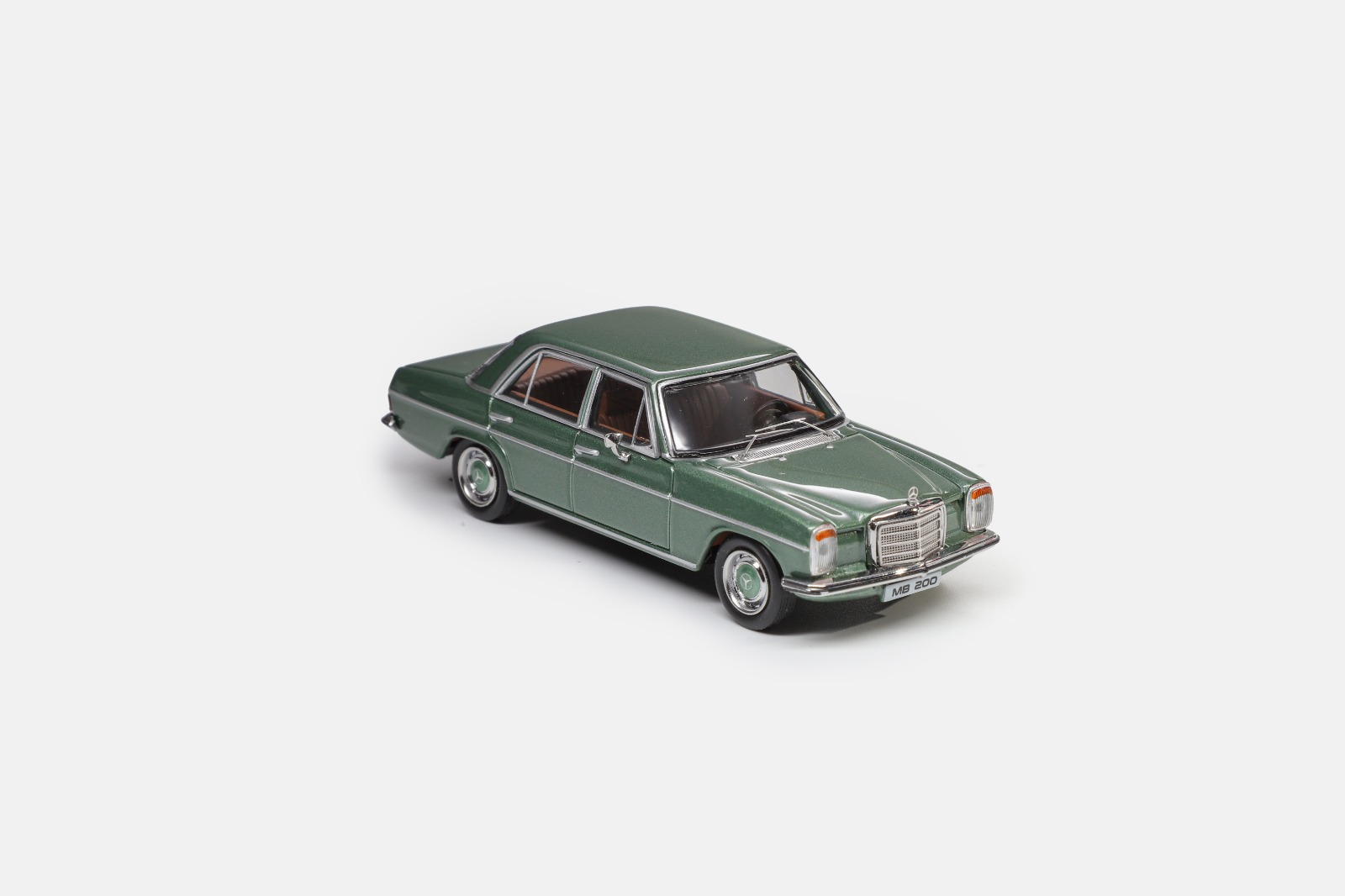 Maxwell 1/64 Mercedes-Benz 200 W114 CON CAJA ACRÍLICA | HW Bogotá