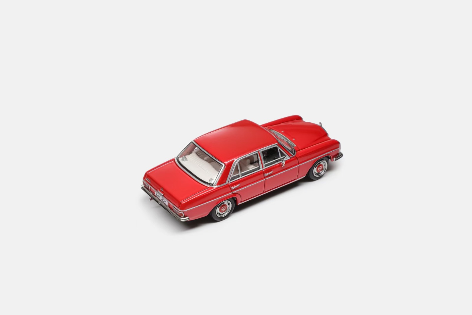 Maxwell 1/64 Mercedes-Benz 200 W114 CON CAJA ACRÍLICA | HW Bogotá