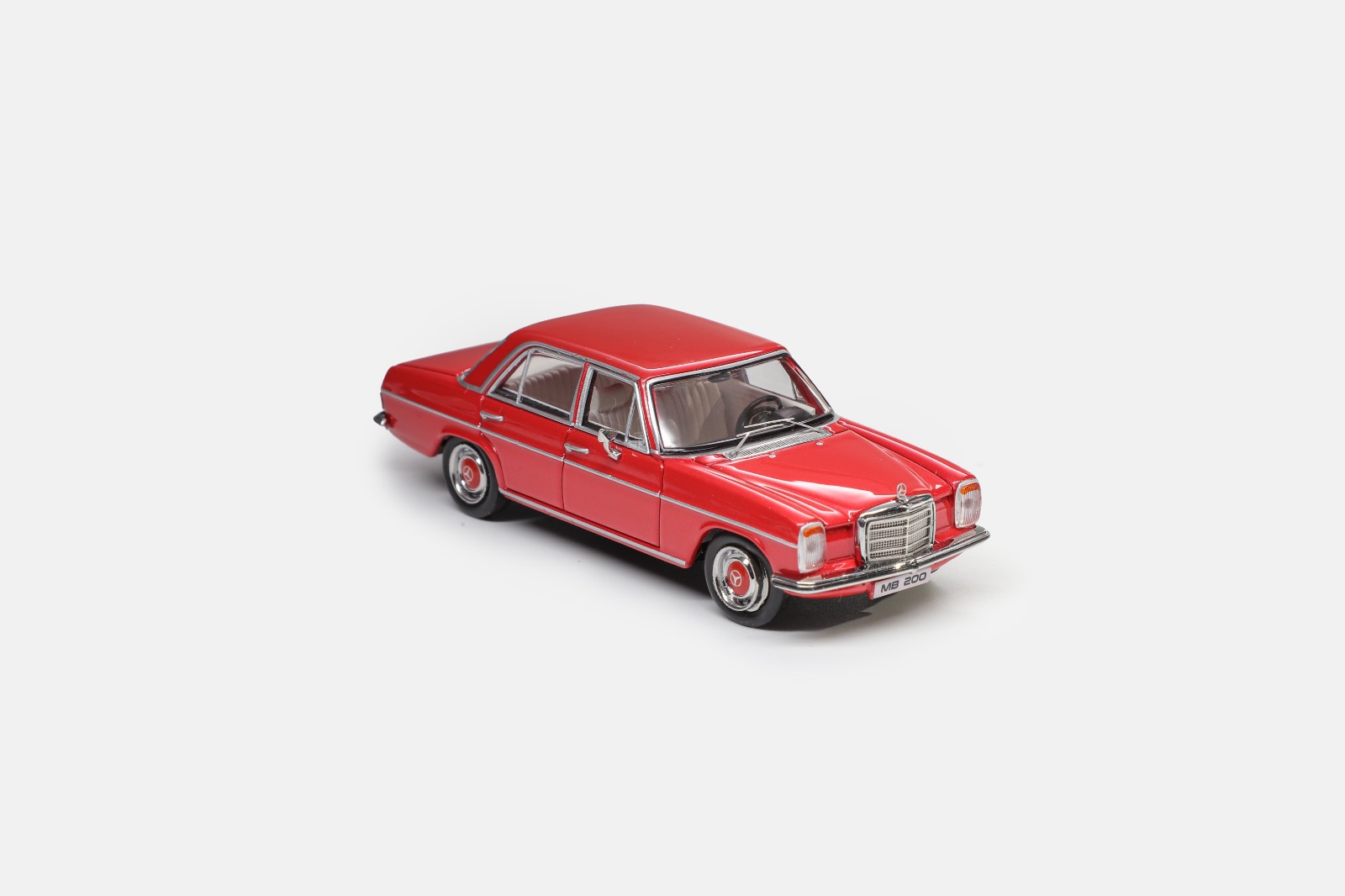 Maxwell 1/64 Mercedes-Benz 200 W114 CON CAJA ACRÍLICA | HW Bogotá