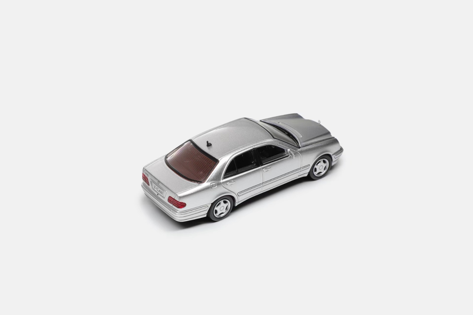 Maxwell 1/64 Mercedes-Benz E320 W210 CON CAJA ACRÍLICA | HW Bogotá