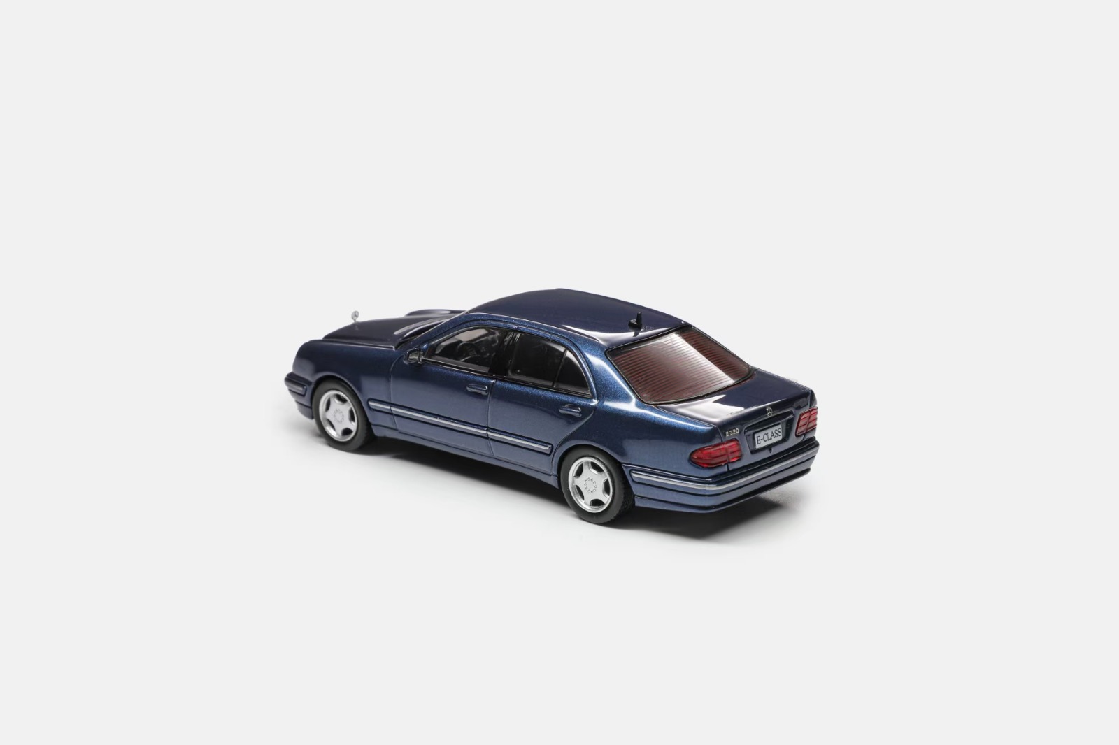 Maxwell 1/64 Mercedes-Benz E320 W210 CON CAJA ACRÍLICA | HW Bogotá