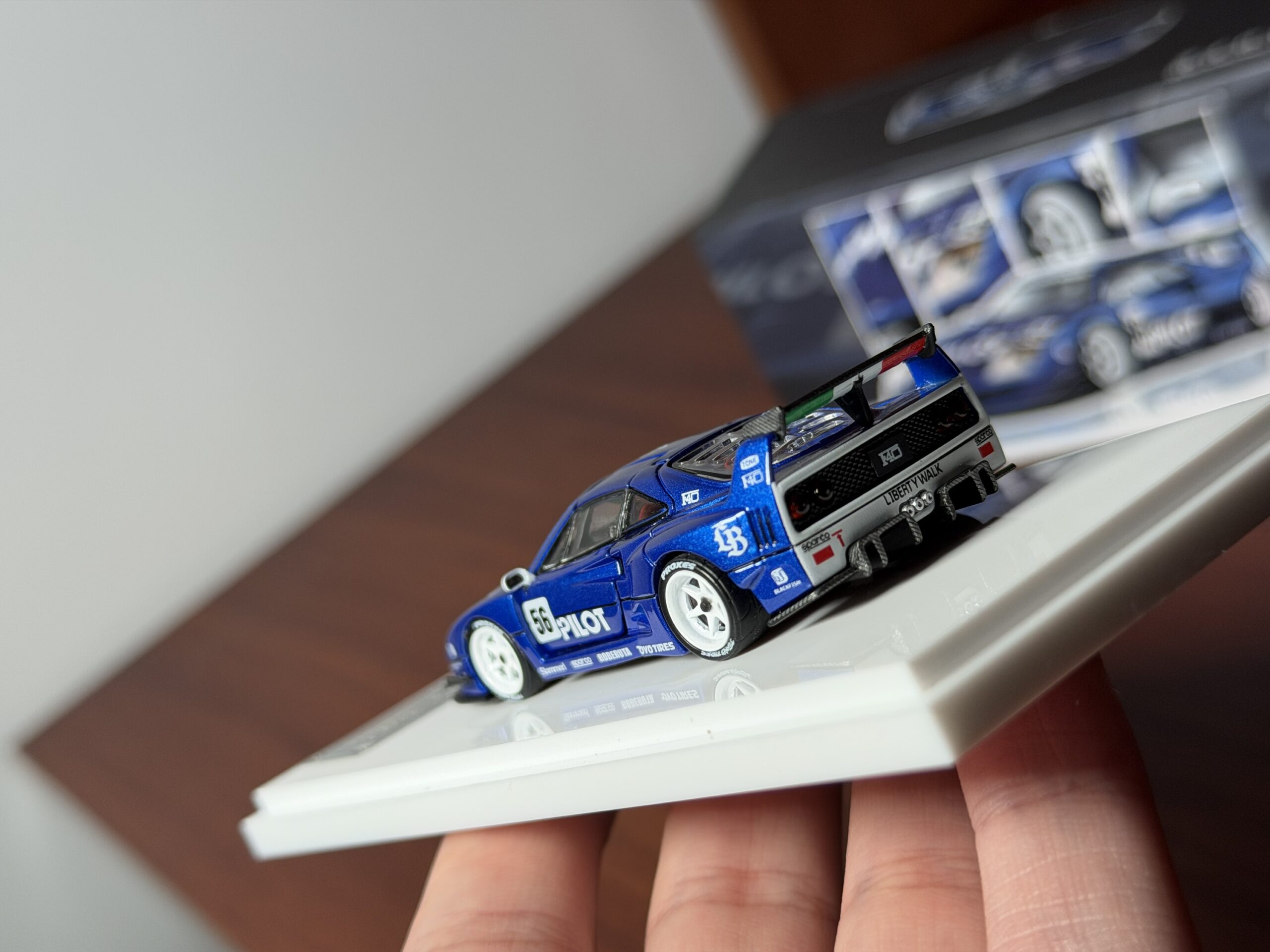 Demon King Auto 1:64 F40 LB-Works Pilot | HW Bogotá