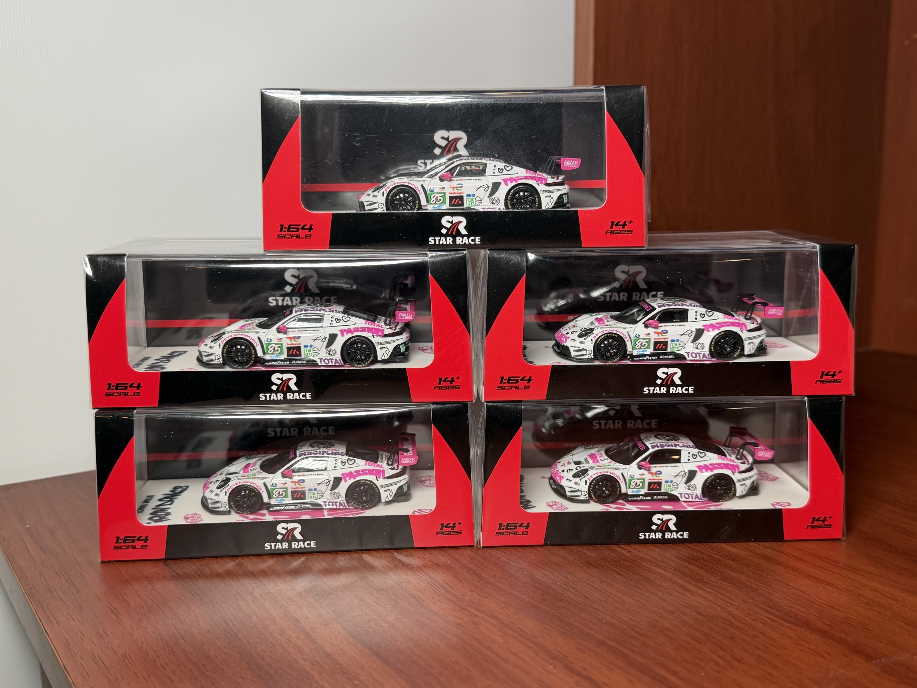 Star Race Porsche 911 GT3 - White and Pink Racing Car No. 85 | HW Bogotá