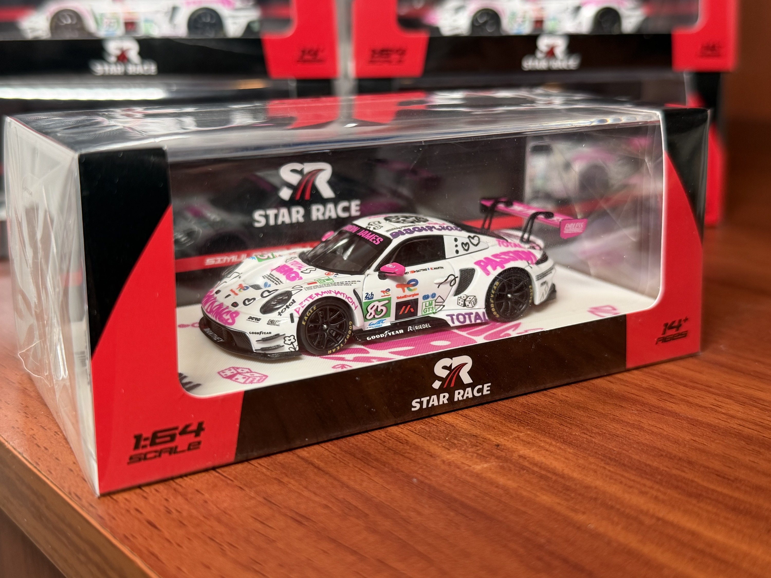 Star Race Porsche 911 GT3 - White and Pink Racing Car No. 85 | HW Bogotá