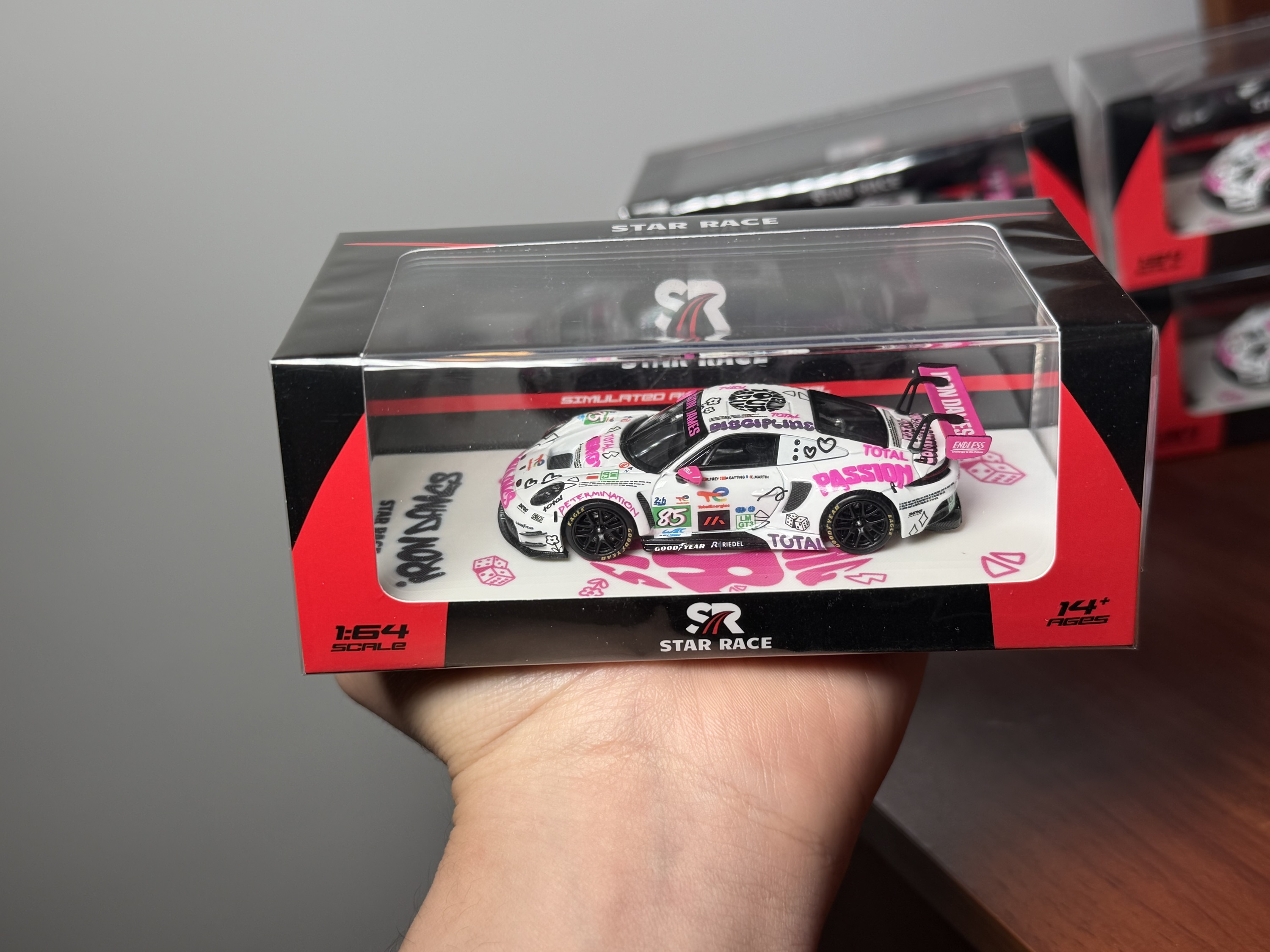 Star Race Porsche 911 GT3 - White and Pink Racing Car No. 85 | HW Bogotá