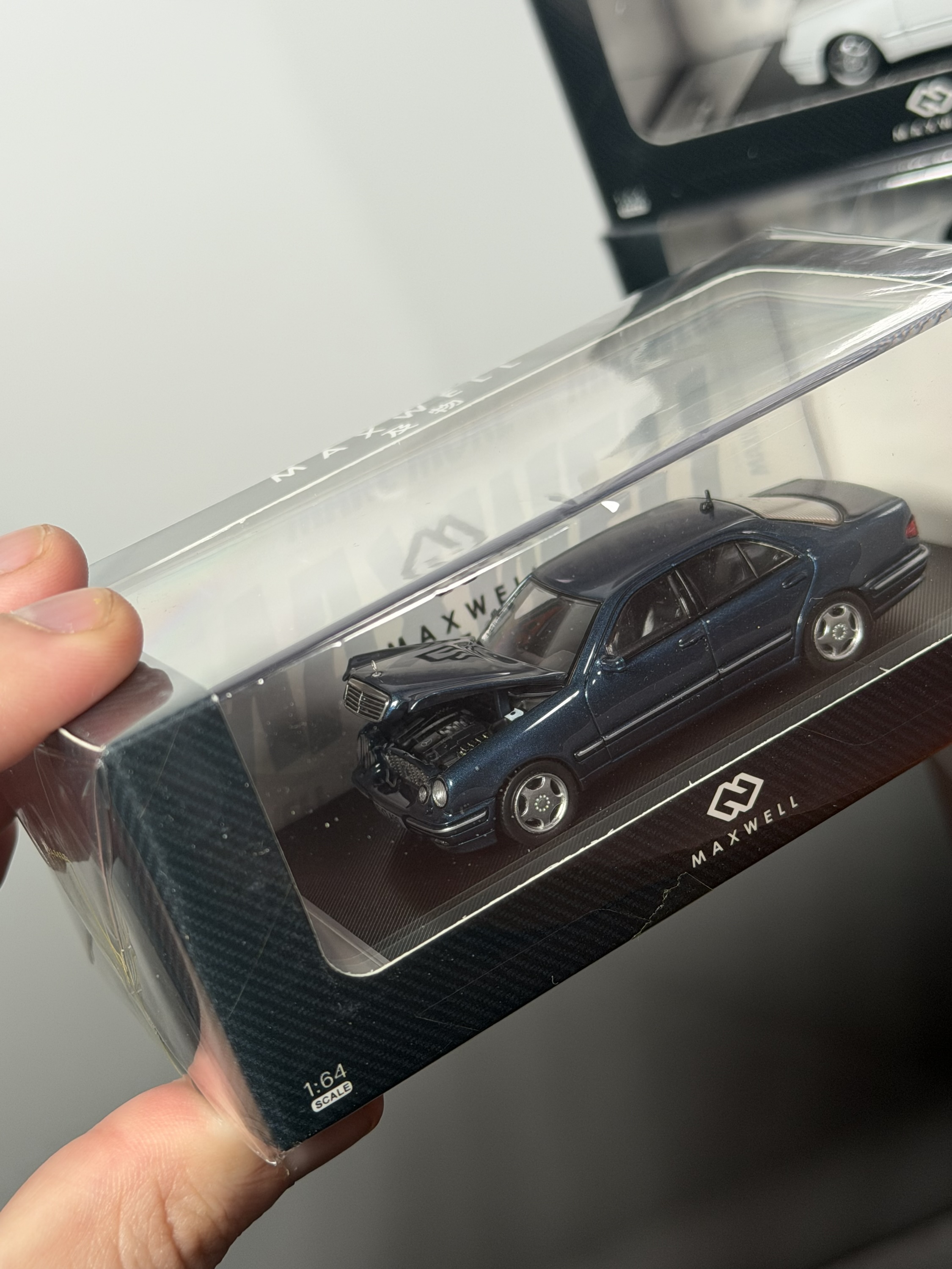 Maxwell 1/64 Mercedes-Benz E320 W210 CON CAJA ACRÍLICA | HW Bogotá