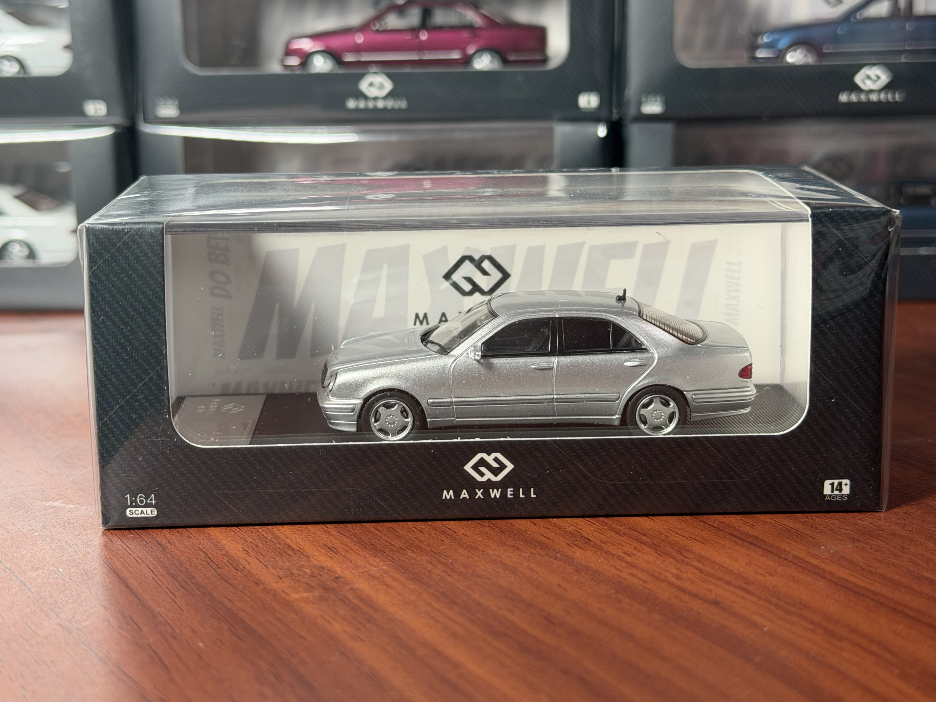 Maxwell 1/64 Mercedes-Benz E320 W210 CON CAJA ACRÍLICA | HW Bogotá
