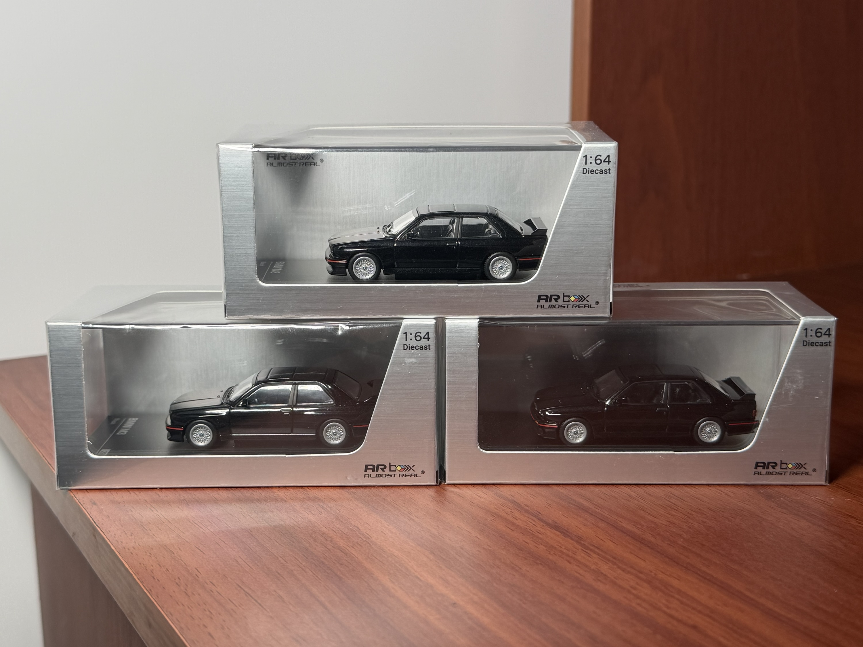 Almost Real 1:64 Box Series BMW M3 Mk1 E30 Sedan Negro | HW Bogotá
