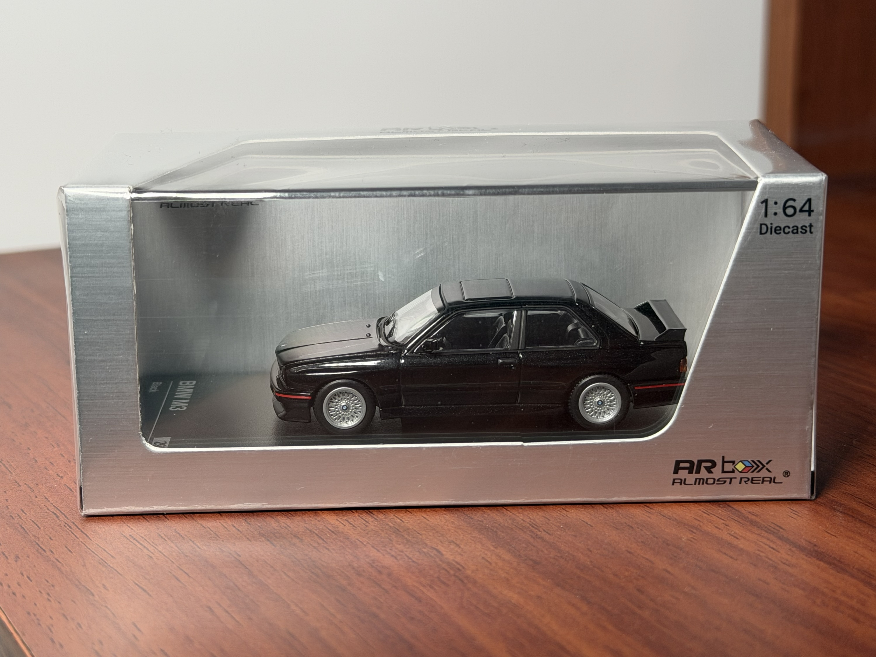 Almost Real 1:64 Box Series BMW M3 Mk1 E30 Sedan Negro | HW Bogotá