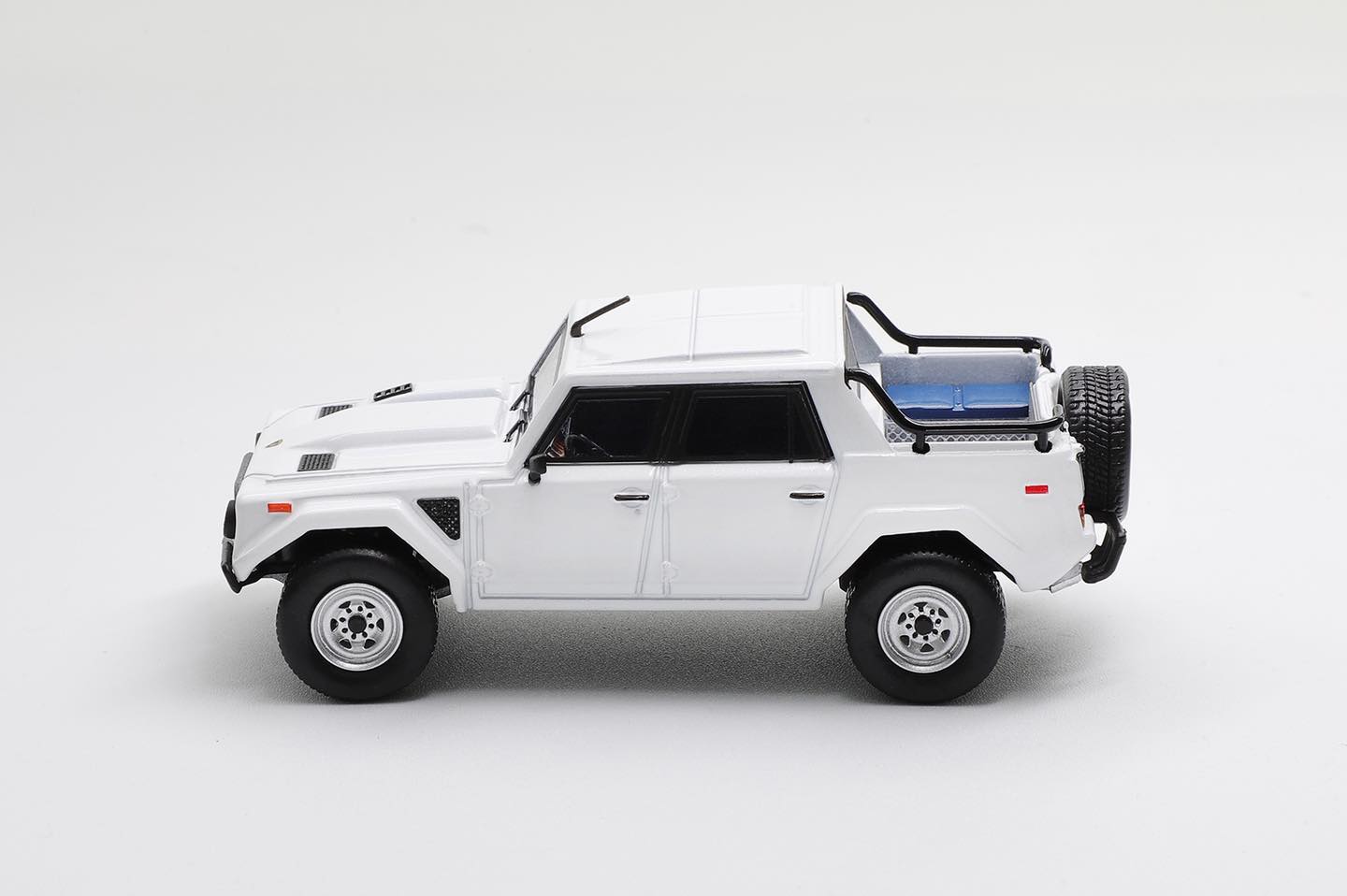 Shadow Pro 1:64 Lamborghini LM002 Blanco Perlado | HW Bogotá